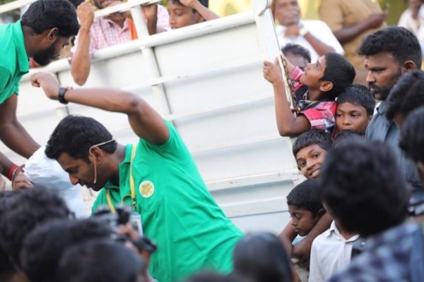 Vishal extend His Hands towards Kaja cyclone Relief Photos