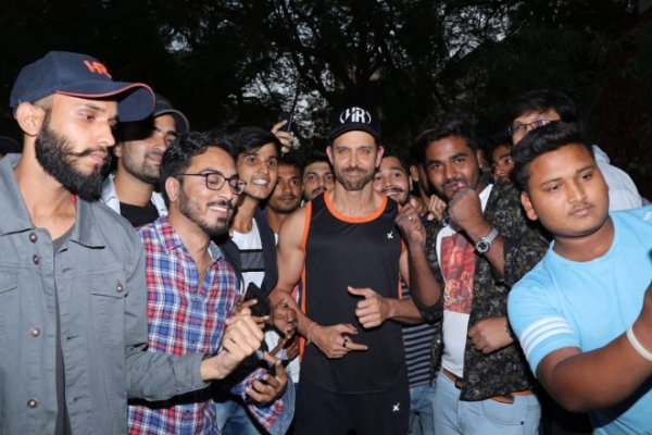 Hrithik Roshan Celebrates Birthday With Fans Photos