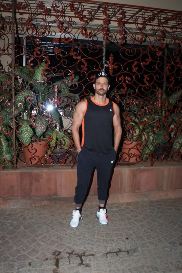 Hrithik Roshan Celebrates Birthday With Fans Photos