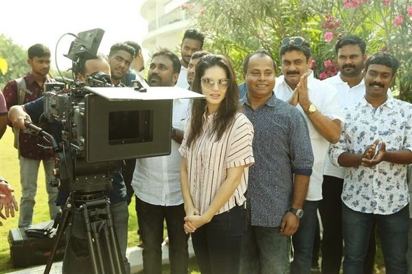 Rangeela Photos: HD Images, Pictures, Stills, First Look Posters of ...