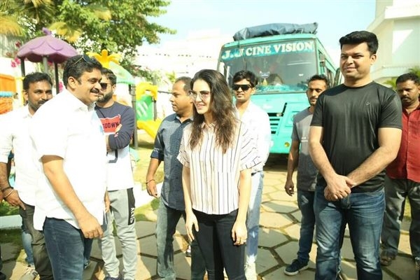 Rangeela Photos: HD Images, Pictures, Stills, First Look Posters of ...