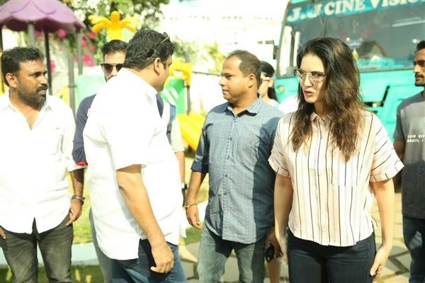 Rangeela Photos: HD Images, Pictures, Stills, First Look Posters of ...