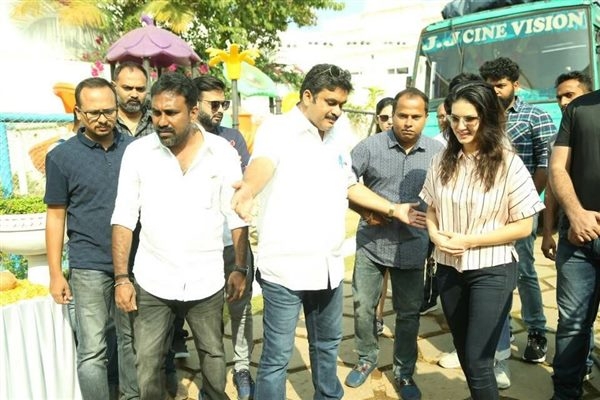 Rangeela Photos: HD Images, Pictures, Stills, First Look Posters of ...