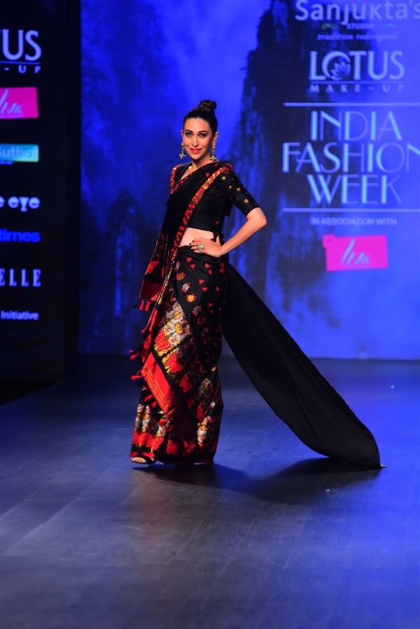 Karishma Kapoor Ramp Walk For Designer Sanjukta India Fashion Week 2019 ...