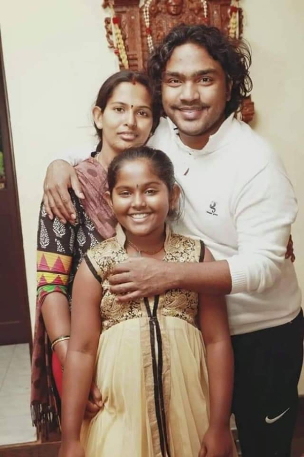 Foto De Familia Do Ator Kannada Prem