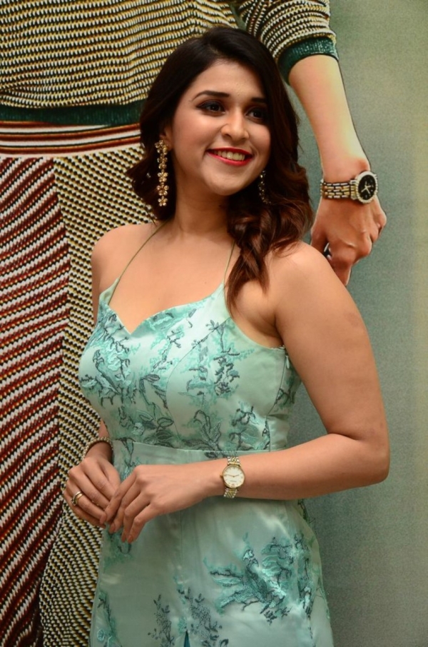 Mannara Chopra Photos Hd Latest Images Pictures Stills Of Mannara Chopra Filmibeat