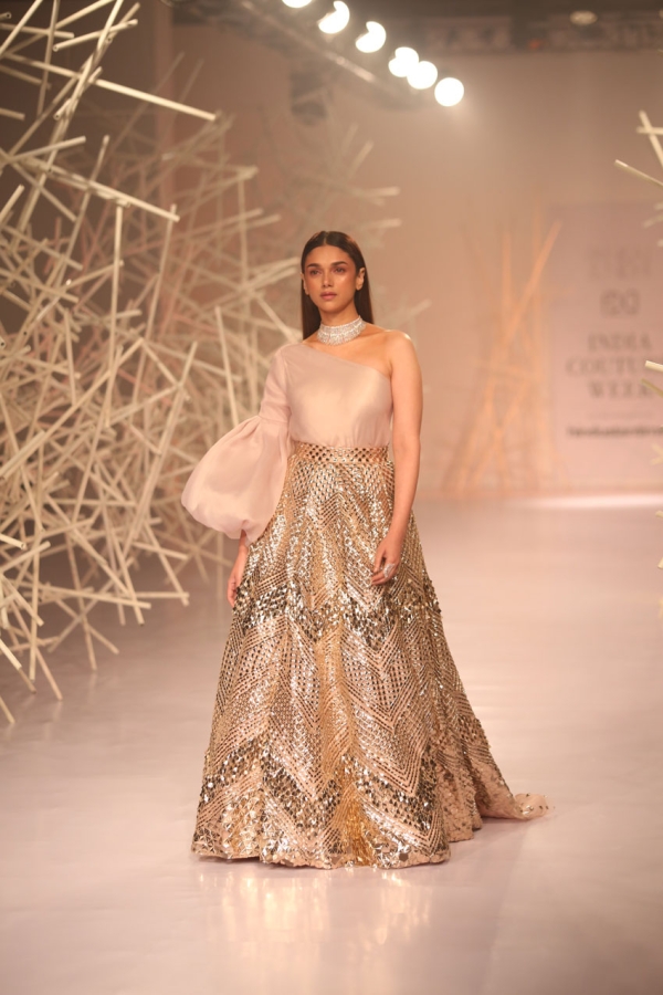 Aditi Rao Hydari walks the ramp for Pankaj and Nidhi at India Couture ...