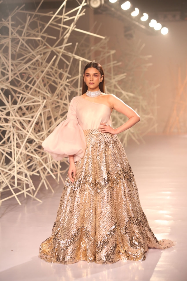 Aditi Rao Hydari walks the ramp for Pankaj and Nidhi at India Couture ...