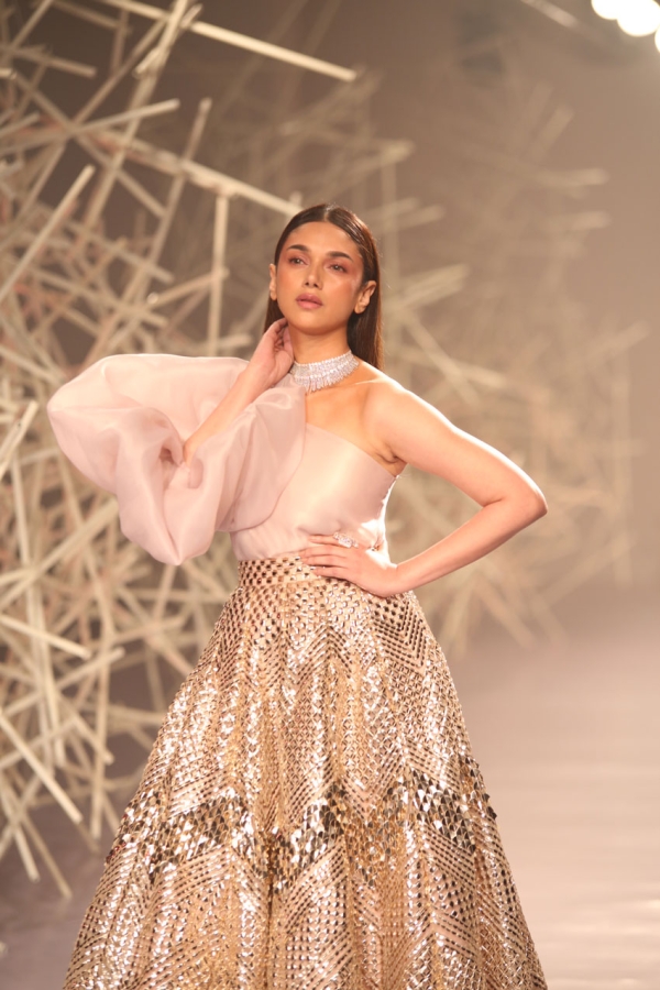 Aditi Rao Hydari walks the ramp for Pankaj and Nidhi at India Couture ...