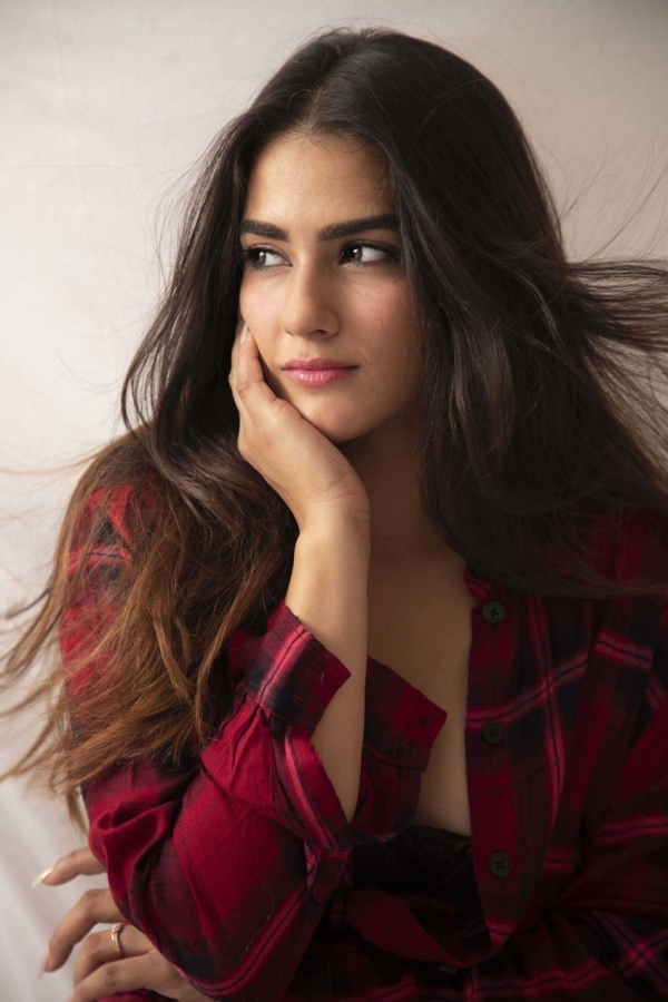 Kavya Thapar Photos [HD]: Latest Images, Pictures, Stills of Kavya ...