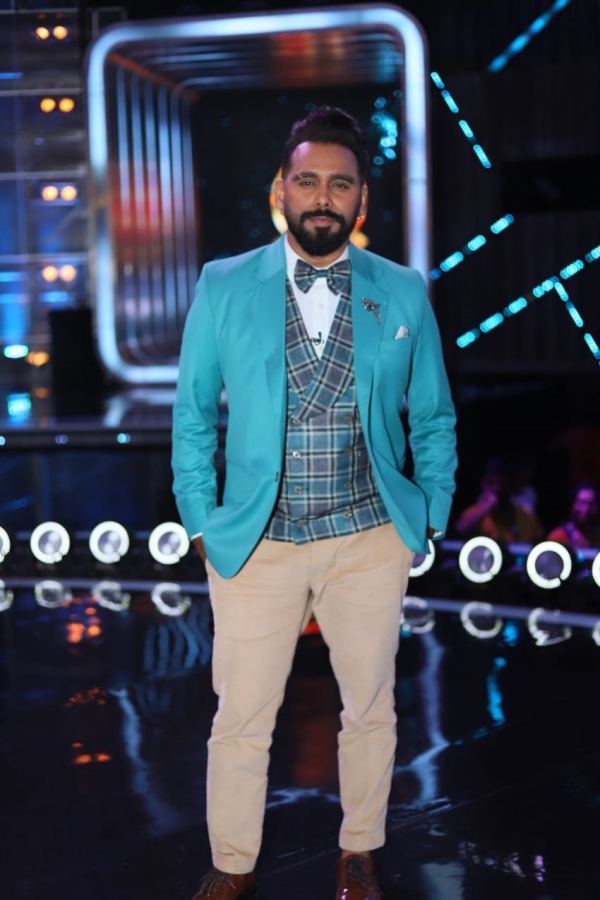 Sunny Deol & Karan Deol snapped on the sets of Dance India Dance Photos