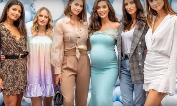 Celebs Who Love Flaunting Their Baby Bumps Photos