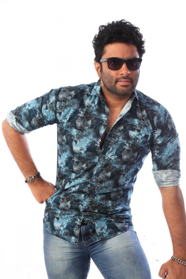 Dhananjay Atre Photos: Latest HD Images, Pictures, Stills & Pics ...