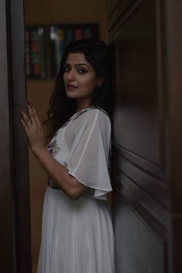 Divya Pillai Photos: Latest HD Images, Pictures, Stills & Pics - FilmiBeat