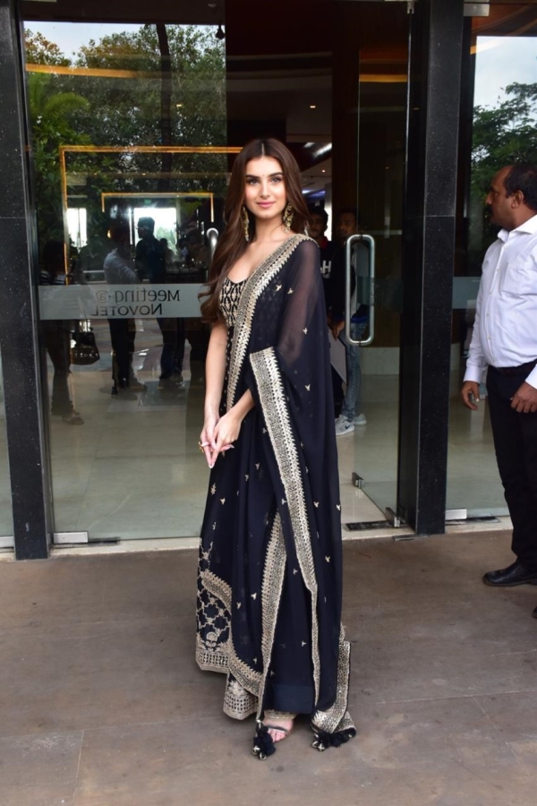 Siddharth Malhotra, Riteish Deshmukh & Tara Sutaria snapped promoting ...