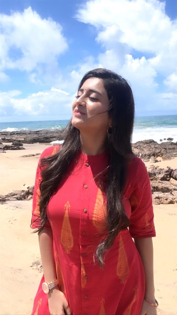 Actress Rashi Singh in Very Hot look.