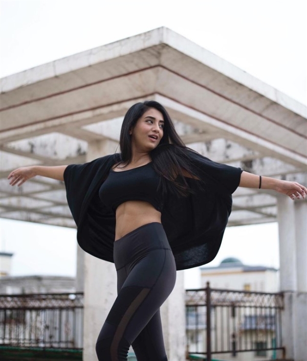 Actress Rashi Singh in Very Hot look.