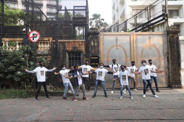 Shahrukh Khan's Fans Celebrates his birthday at Mannat
