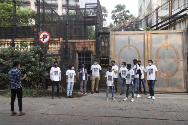 Shahrukh Khan's Fans Celebrates his birthday at Mannat