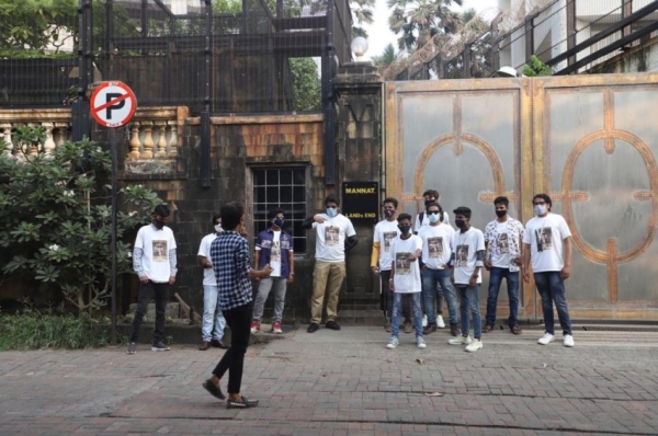Shahrukh Khan's Fans Celebrates his birthday at Mannat