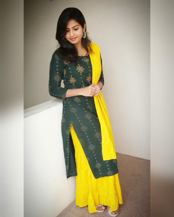 Venba Photos: Latest HD Images, Pictures, Stills & Pics - FilmiBeat