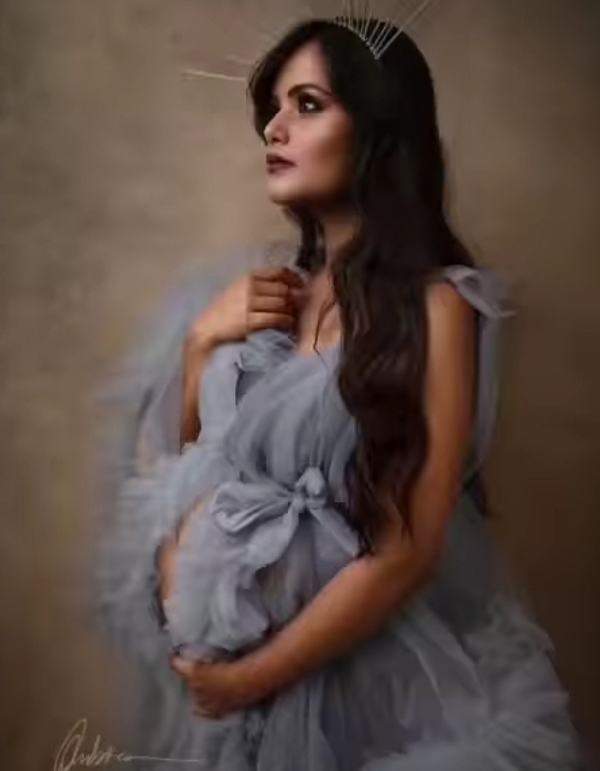 Celebs Who Love Flaunting Their Baby Bumps Photos