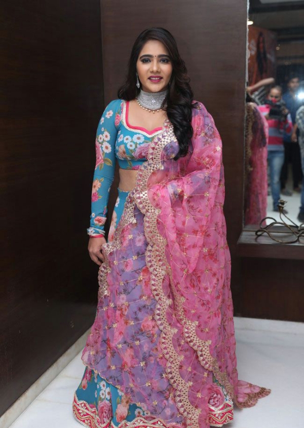 Mitra Photos: Latest HD Images, Pictures, Stills & Pics - FilmiBeat