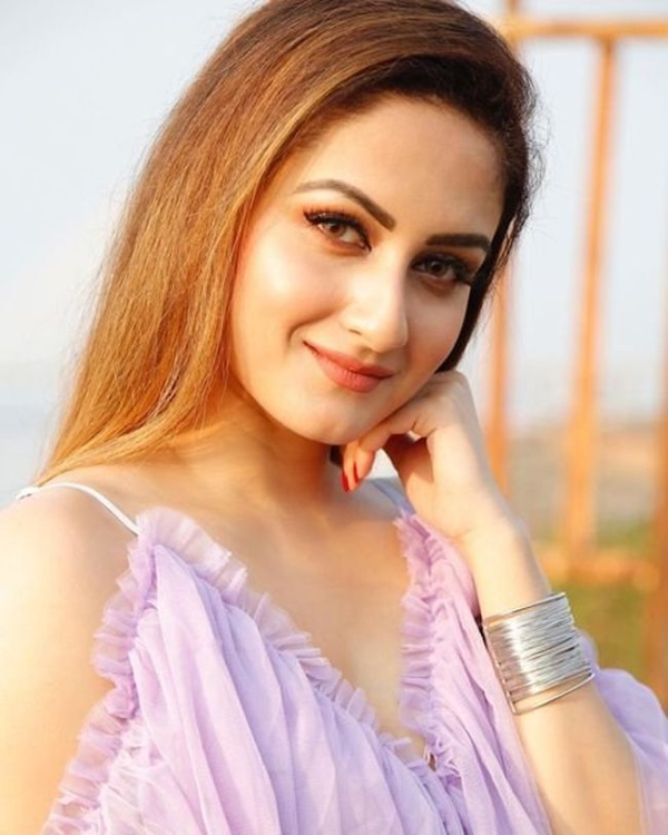 Zaara Yesmin Latest Hot Photo Shoot Photos - FilmiBeat