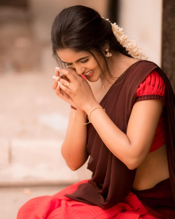 யாரடி நீ மோகினி சைத்ரா ரெட்டியா இது.. பாவடை சட்டையில் என்னம்மா பவ்யமா ...