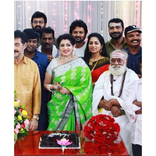 விவாகரத்துக்கு பிறகு மீண்டும் கணவருடன் சேர்ந்த நடிகை.. கேக் வெட்டி ...