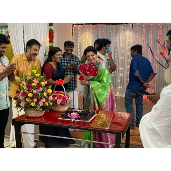 விவாகரத்துக்கு பிறகு மீண்டும் கணவருடன் சேர்ந்த நடிகை.. கேக் வெட்டி ...