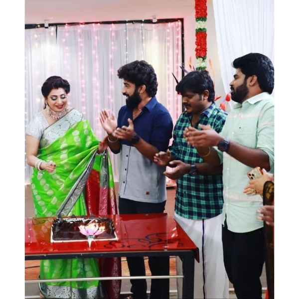 விவாகரத்துக்கு பிறகு மீண்டும் கணவருடன் சேர்ந்த நடிகை.. கேக் வெட்டி ...