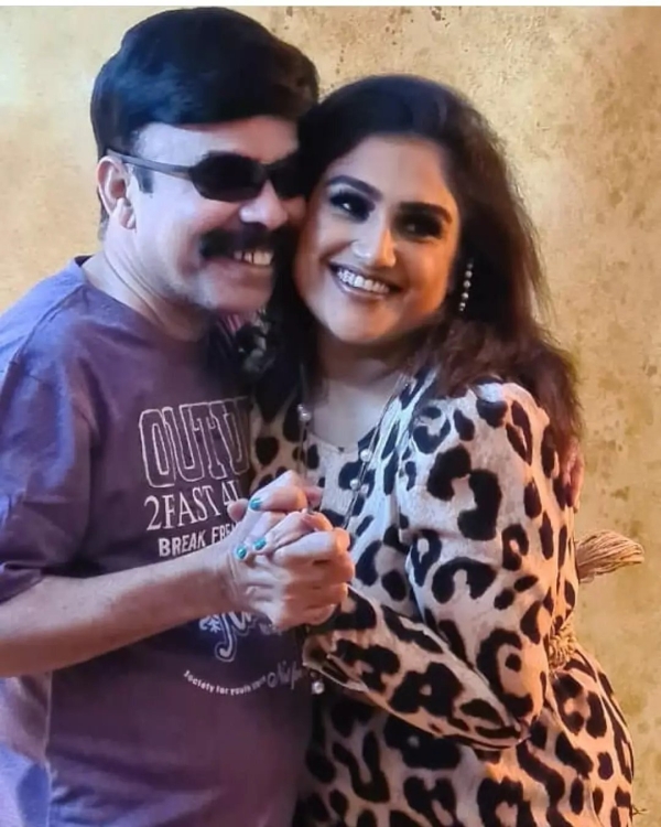 పవర్ స్టార్‌తో వనితా విజయ్ కుమార్ జోరుగా రొమాన్స్.. వైరల్‌గా ఇద్దరి ...