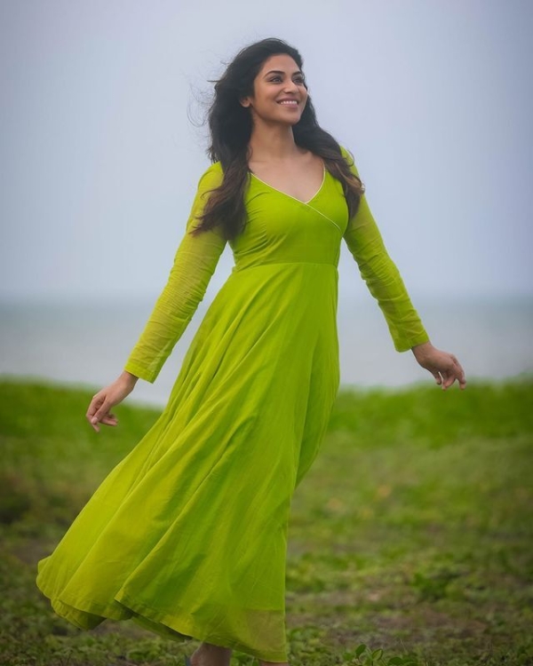 பச்சை நிறமே...பச்சை நிறமே...இந்துஜா ரவிச்சந்திரன் பசுமை ஃபோட்டோஷுட் ...