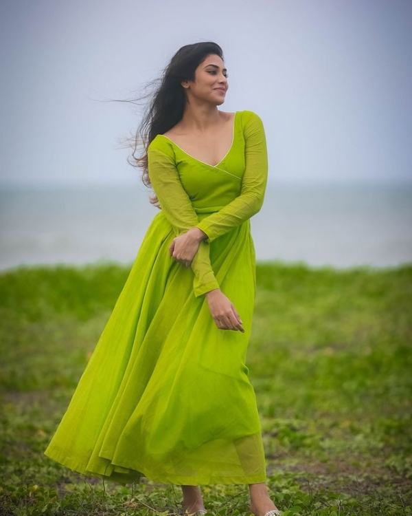 பச்சை நிறமே...பச்சை நிறமே...இந்துஜா ரவிச்சந்திரன் பசுமை ஃபோட்டோஷுட் ...