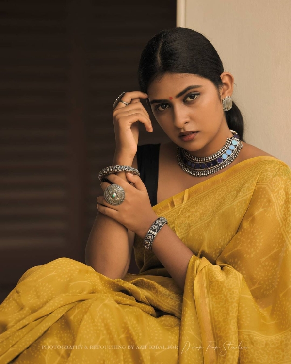 സാരിയിലും മോഡേൺ വസ്ത്രത്തിലും ഒരുപോലെ തിളങ്ങി നടി, ചിത്രം നോക്കൂ ...