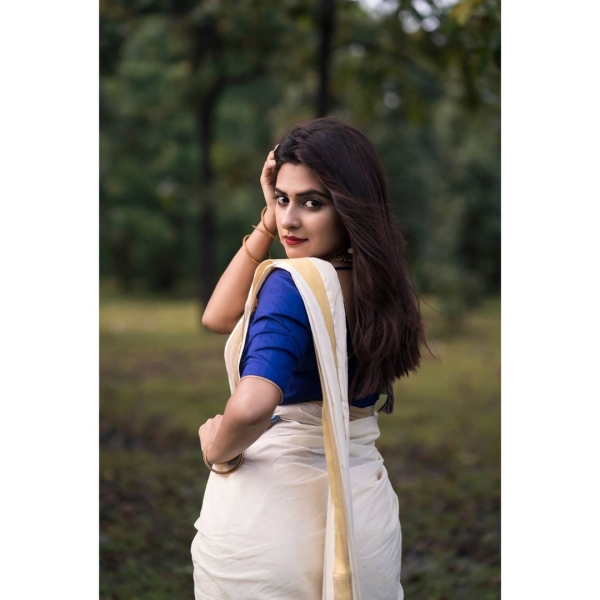 സാരിയിലും മോഡേൺ വസ്ത്രത്തിലും ഒരുപോലെ തിളങ്ങി നടി, ചിത്രം നോക്കൂ ...