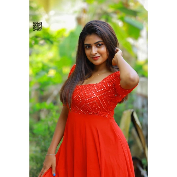 സാരിയിലും മോഡേൺ വസ്ത്രത്തിലും ഒരുപോലെ തിളങ്ങി നടി, ചിത്രം നോക്കൂ ...