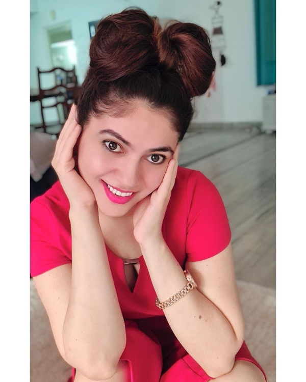 அப்டியும் இருக்கு.. இப்டியும் இருக்கு.. 'துள்ளுவதோ இளமை' ஷெரினின் ...