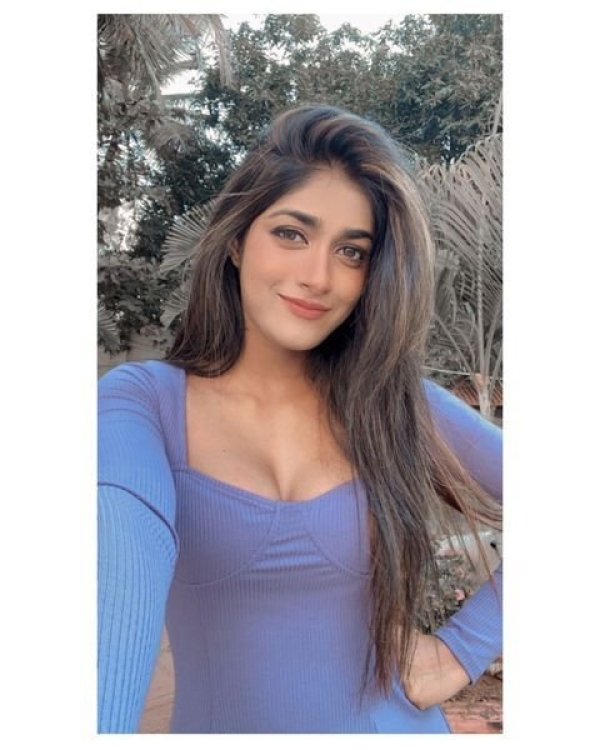 డింపుల్ హయాతి అందాల విందు.. వంపు సొంపులు చూపుతూ కైపు ఎక్కిస్తోందిగా ...