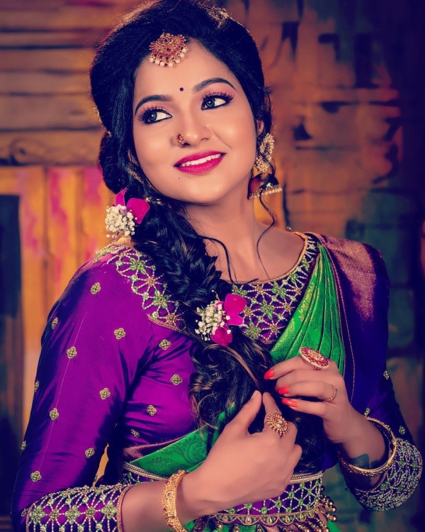 மறைந்த சின்னத்திரை நடிகை விஜே சித்ராவின் கடைசி போட்டோ ஷூட்.. மனதை கனக்க ...