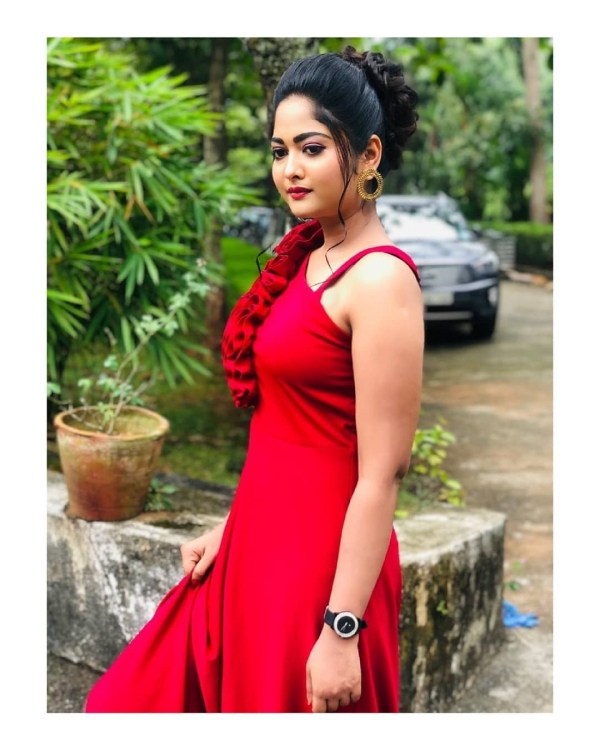 Mounaragam Frame Aishwarya Ramsai New Stylish Clicks Goes Viral | മോഡേണ്‍ ലുക്കില്‍ തിളങ്ങി നടി ...