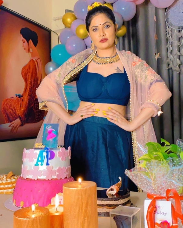 படு கிளாமரான உடையில் பிறந்த நாளை கொண்டாடிய காம சூத்ரா பட நடிகை ...