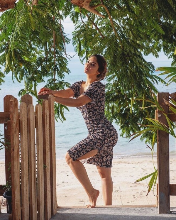 Nazia Davison Photos Photos [HD]: Latest Images, Pictures, Stills of ...