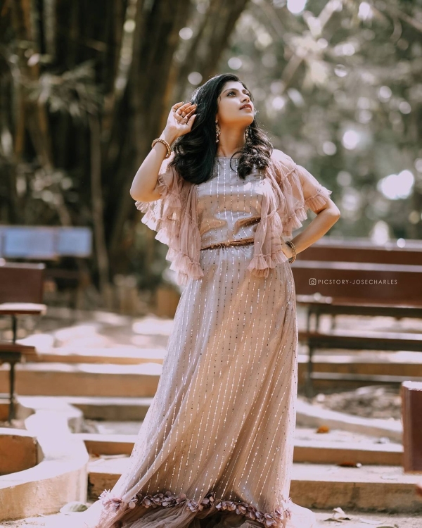 Television Actress Shruthi Rajanikanth Latest Stunning Clicks ...