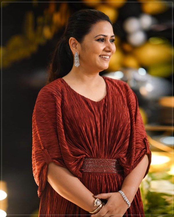 సుకుమార్ భార్య ఎంత అందంగా ఉందొ చూసారా.. ఫ్యామిలీ ఫొటోస్ వైరల్ | Sukumar ...