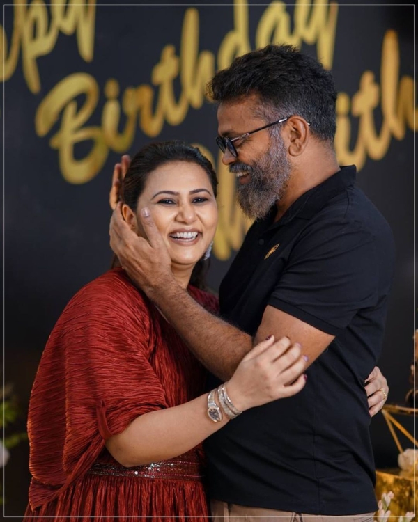 సుకుమార్ భార్య ఎంత అందంగా ఉందొ చూసారా.. ఫ్యామిలీ ఫొటోస్ వైరల్ | Sukumar wife Thabitha Bandreddi ...