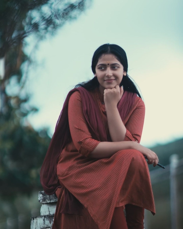 Actress Anu Sithara's Romantic Misty Background Stills | ഇത് തനി മലയാളി ...