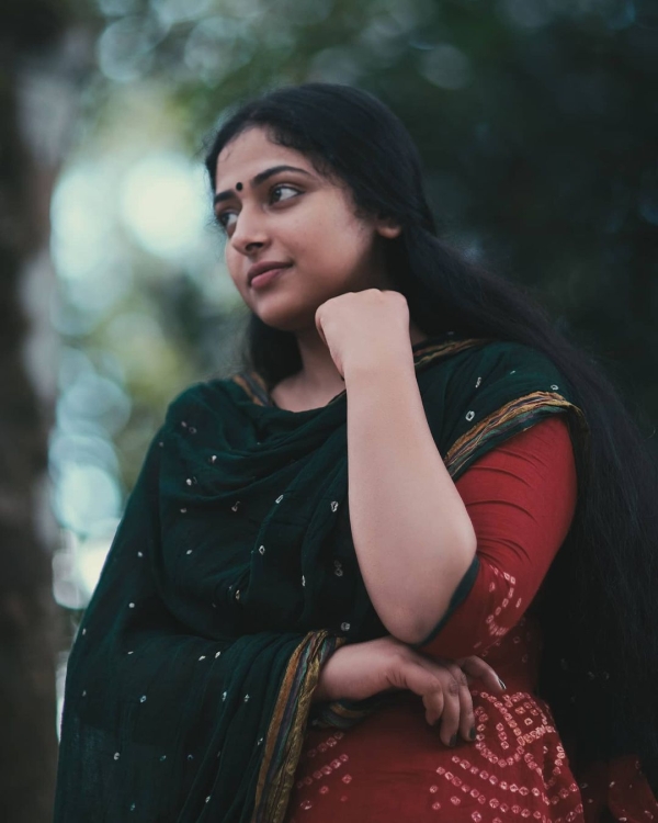 Actress Anu Sithara's Romantic Misty Background Stills | ഇത് തനി മലയാളി ...