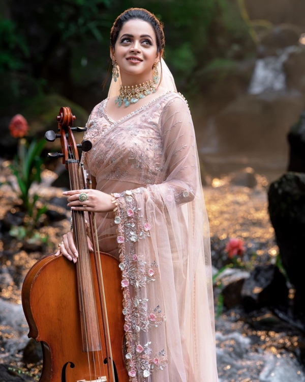 അതീവ സുന്ദരിയായി ഭാവന, നടിയുടെ പുതിയ ചിത്രങ്ങൾ വൈറലാവുന്നു... കാണൂ ...